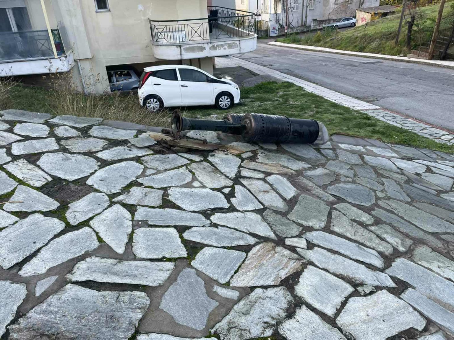 ΑΓΝΩΣΤΟΙ ΒΑΝΔΑΛΙΣΑΝ ΚΑΙ ΕΡΙΞΑΝ ΣΤΗΝ ΠΕΡΙΦΕΡΕΙΑΚΗ ΟΔΟ ΔΗΜΑΡΧΟΥ ΝΙΚΟΥ ...