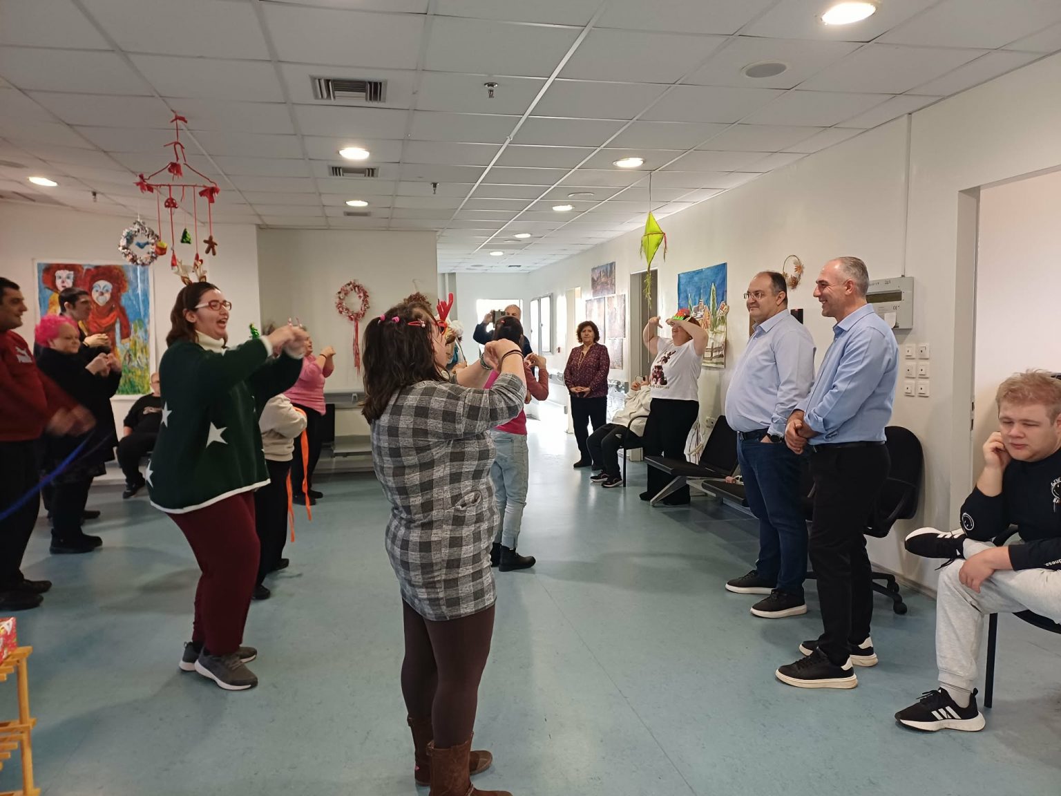 ΧΡΙΣΤΟΥΓΕΝΝΙΑΤΙΚΗ ΓΙΟΡΤΗ ΜΕ ΔΩΡΑ ΚΑΙ ΝΟΣΤΙΜΑ ΓΛΥΚΙΣΜΑΤΑ ΣΤΟ ΚΔΑΠ-ΜΕΑ ...