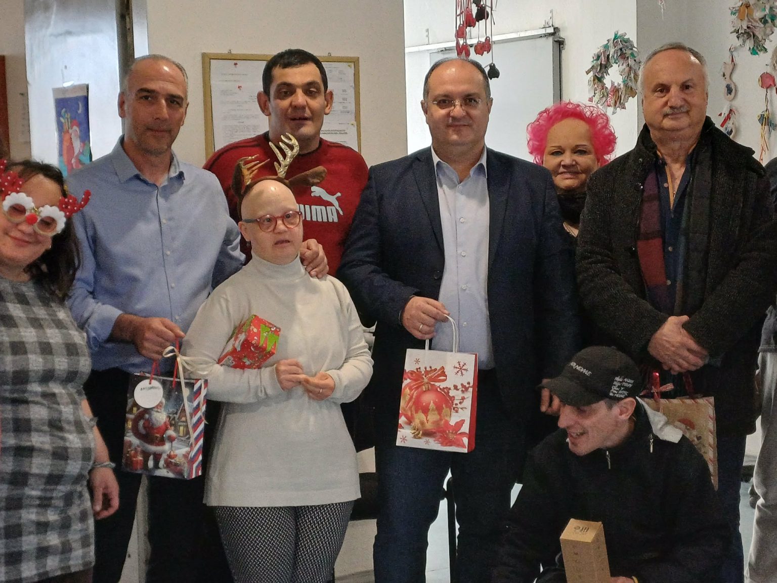 ΧΡΙΣΤΟΥΓΕΝΝΙΑΤΙΚΗ ΓΙΟΡΤΗ ΜΕ ΔΩΡΑ ΚΑΙ ΝΟΣΤΙΜΑ ΓΛΥΚΙΣΜΑΤΑ ΣΤΟ ΚΔΑΠ-ΜΕΑ ...