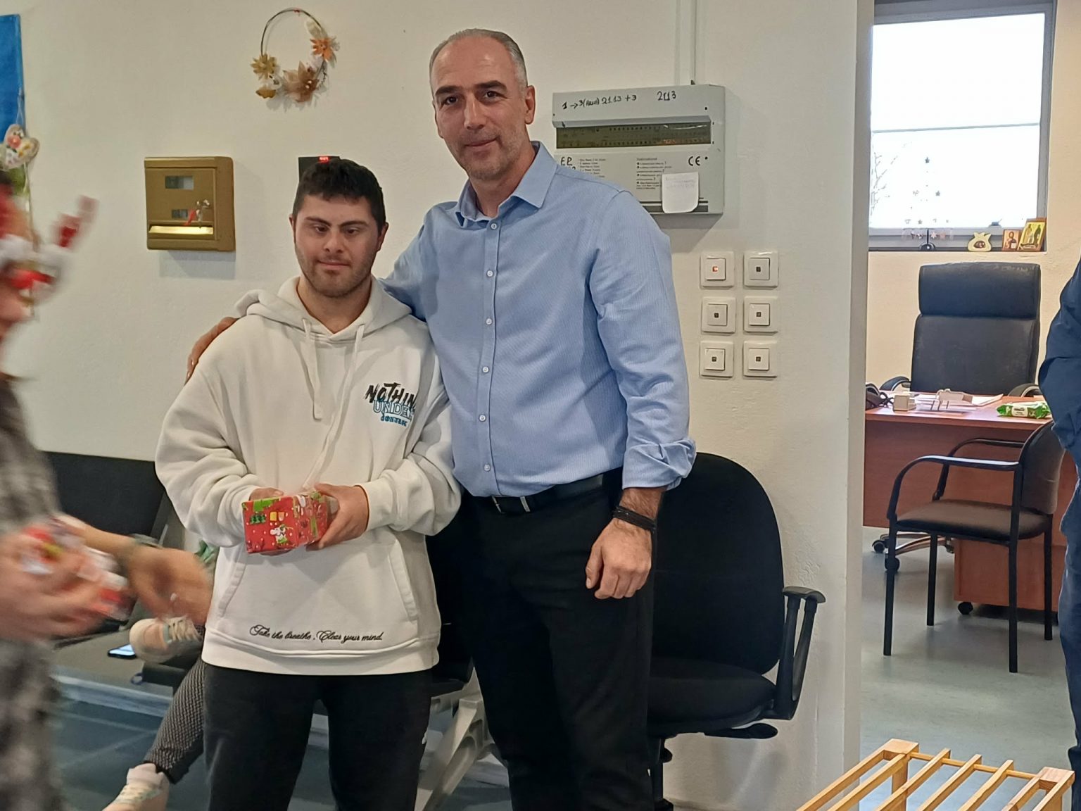 ΧΡΙΣΤΟΥΓΕΝΝΙΑΤΙΚΗ ΓΙΟΡΤΗ ΜΕ ΔΩΡΑ ΚΑΙ ΝΟΣΤΙΜΑ ΓΛΥΚΙΣΜΑΤΑ ΣΤΟ ΚΔΑΠ-ΜΕΑ ...